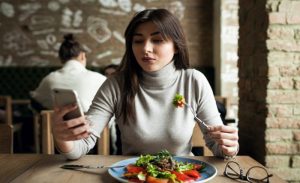 How to Stay Social While Sticking to Your Diet Plan